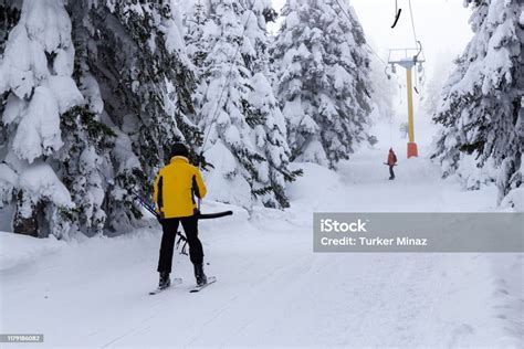 스키 리프트로 스키를 타는 사람들 산의 겨울 시즌 스키 리조트 겨울에 대한 스톡 사진 및 기타 이미지 겨울 겨울 스포츠
