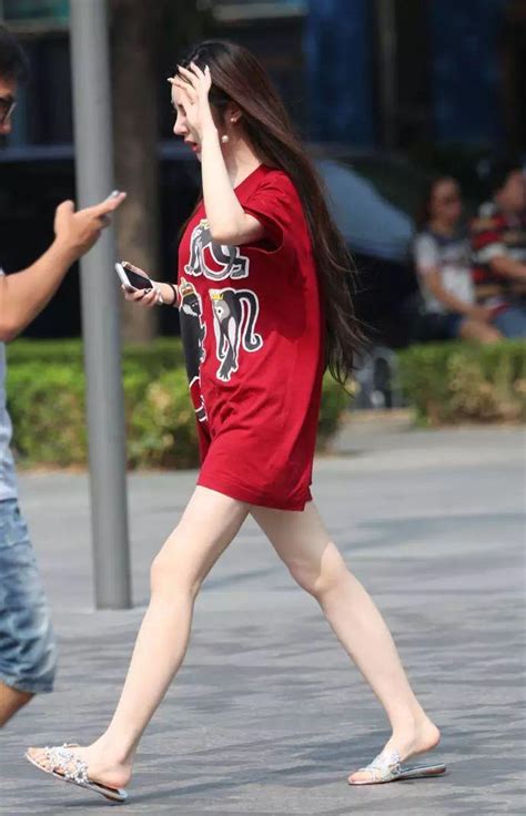 街拍：走路略微匆忙，姿色麗人，花容月貌，丰姿冶麗的紅衣美女 壹讀