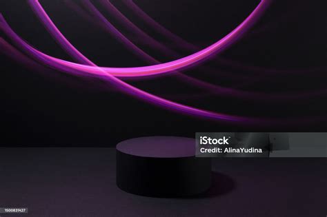 하나의 원형 연단 모형이 있는 검은색 추상 무대 빛나는 섬광의 밝은 곡선 분홍색 줄무늬 프레젠테이션 화장품 디자인 디스코 증기