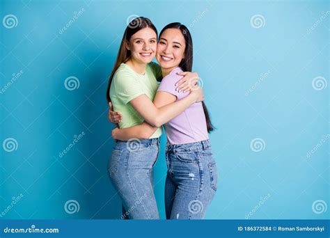 Foto De Perfil De Alegres Lesbianas Pareja De Alegres Abrazos De Buen