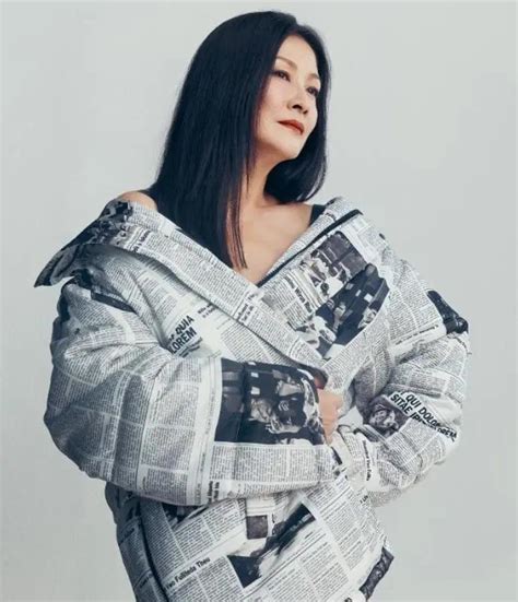 50岁陈慧珊全面复出！穿“报纸装”气场十足，曾在内地当英语老师 ＊ 阿波罗新闻网