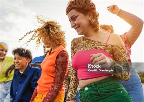 축제 행사에서 야외에서 춤을 추는 행복한 젊은이들 파티 및 엔터테인먼트 개념 오른쪽 소녀 어깨에 집중 Z세대에 대한 스톡 사진