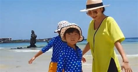 황혜영x소유진 자녀들과 우도 여행모래에 박힘