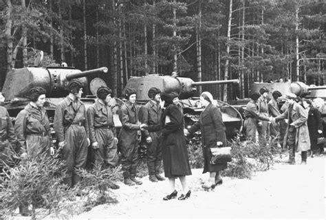 Передача в 33 ю танковую бригаду танков КВ 1С из танковой колонны «Потребкооперация — военное фото