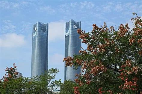 江西南昌的地标性建筑双子塔高303米一项纪录超过了迪拜塔