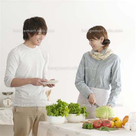 キッチンで食事の準備をするカップルの写真素材 124210722 イメージマート