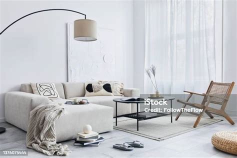 디자인 모듈식 소파 블랙 커피 테이블 램프 안락의자 장식 예술 회화 및 현대적인 홈 장식으로 우아한 개인 액세서리가있는 거실의 국내 인테리어 템플렛 0명에 대한 스톡 사진