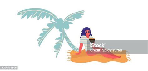 해변에 있는 사람들 만화 여자는 야자수 아래 모래에 누워 수영복과 선글라스를 착용한 여성은 열대 칵테일을 들고 있습니다 해변 야외 휴가에 휴식 벡터 미니멀리스트