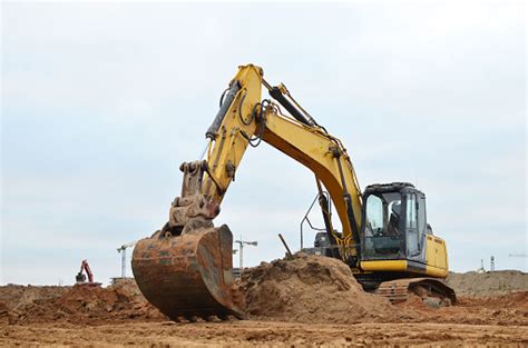 굴삭기는 새로운 건물의 기초와 건설을위한 땅을 파고 도로 수리 아스팔트 교체 고속도로의 섹션을 개조 누워 또는 지하 하수 파이프의 교체 0명에 대한 스톡 사진 및 기타
