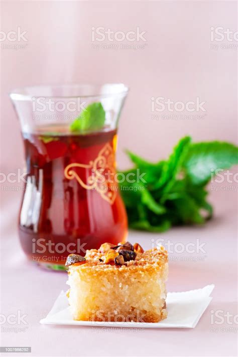 Basbousa 또는 Namoora 전통적인 아랍 디저트와 민트 차 맛 있는 수 제 밀기 울 케이크입니다 Spase에 복사