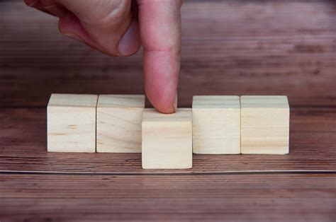 손가락으로 텍스트 또는 아이디어를위한 사용자 정의 공간이있는 나무 블록을 가리 킵니다 공간 복사 0명에 대한 스톡 사진 및 기타 이미지 Istock