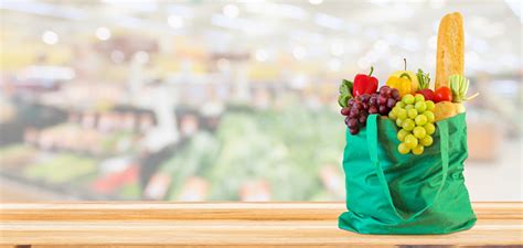 신선한 과일과 야채와 나무 테이블에 재사용 가능한 녹색 쇼핑 가방에 슈퍼마켓 식료품가 게 흐림 흐리게 사용 배경 Bokeh 빛 0명에 대한 스톡 사진 및 기타 이미지