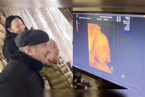 8旬老人得知孙媳妇怀上双胞胎，立马准备婴儿用品，见面后一举一动太有爱