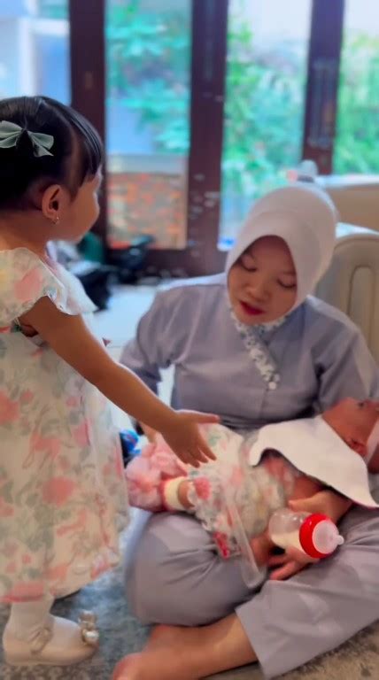 Being A Big Sister Here Are 7 Portraits Of Ameena With Azura So
