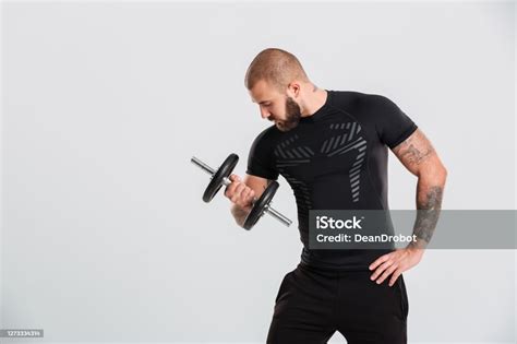 검은 스포티 한 옷을 입은 강력한 보디의 프로필에서 사진 운동을하고 아령을 들어 올리고 흰색 배경 위에 고립 강사에 대한 스톡 사진 및 기타 이미지 Istock
