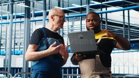 Smart Factory Senior Engineer Teaches Intern To Implement Automated
