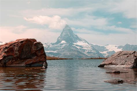 집 밖의 Alpine Lake 경치 경치가 좋은 고요한 관광 광야 구름 구름 낀 하늘 나무 눈 돌 락