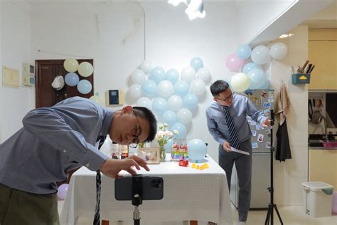 Cuplurile de același sex din China se căsătoresc în Utah online via Zoom restofworld org r