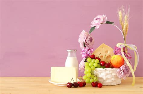 과일 및 꽃 나무 테이블 장식 바구니에 치즈의 이미지 유태인 휴일오순절의 기호입니다 Shavuot에 대한 스톡 사진 및 기타