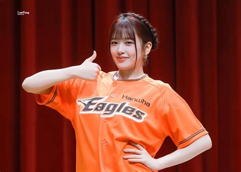한화 이글스 유니폼 입은 아이브 안유진 유머움짤이슈 에펨코리아