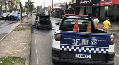 Carro pega fogo na Avenida Dom Hélder Câmara Rio de Janeiro O Dia