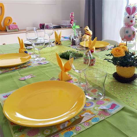 Dressage Dune Table Verte Et Jaune Pour Pâques
