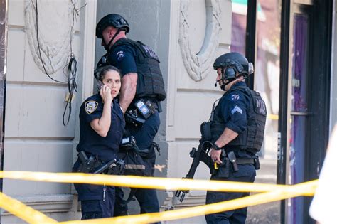 Nyc Cops Fatally Shoot Man Who Aimed Gun At Them In Brooklyn