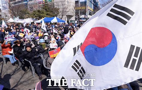 [tf포토] 성남서 펄럭이는 태극기·성조기 물결 포토 기사 더팩트