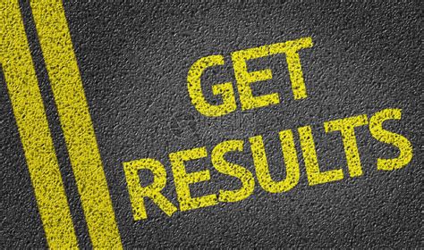 用黄色油漆写在路上的结果字插画图片下载 正版图片503513272 摄图网