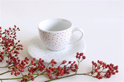 흰색 테이블에 Rosehips 커피 한잔과 함께 낭만적인 배경 부드러운 사진입니다 인사말 카드 스타일입니다 텍스트에 대 한