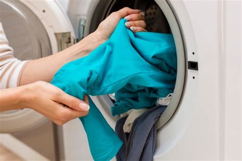 Mulher Tirando A Roupa Na Máquina De Lavar Roupa Foto Premium