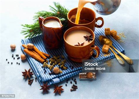 Masala 향미료를 가진 차 차이 라 떼 전통적인 뜨거운 인도 티 타임 행사 달콤한 우유를 따르고 도자기에 허브 유기 주입