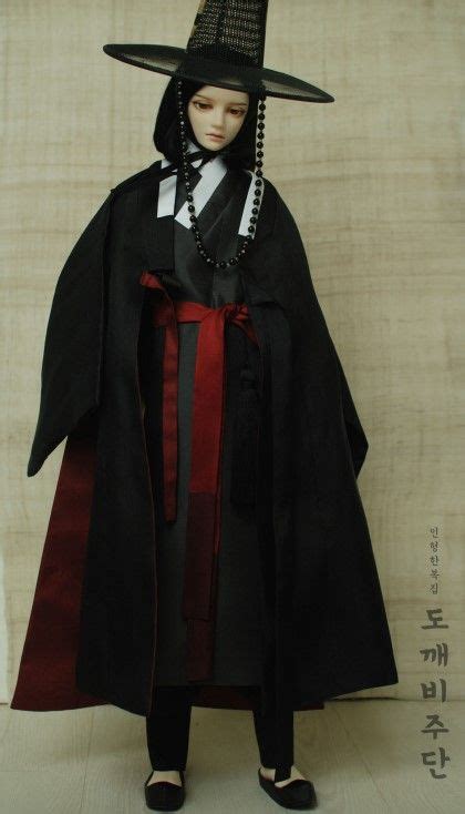 저승사자 의상 흑운입니다 검정색 먹색과 함께 안감과 허리대대에 어두운 빨강 자주색을 써서 고급스러