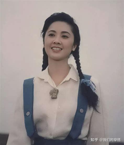 二十几岁时朱琳美的不一样，留大波浪穿长风衣，脚踩布鞋妩媚灵动 知乎