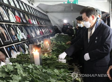 이태원참사 희생자 시민분향소에서 헌화하는 이재명 대표 연합뉴스