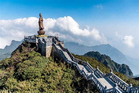 Statue Du Bodhisattva Sur La Crte De Montagne De Fansipan La Plus