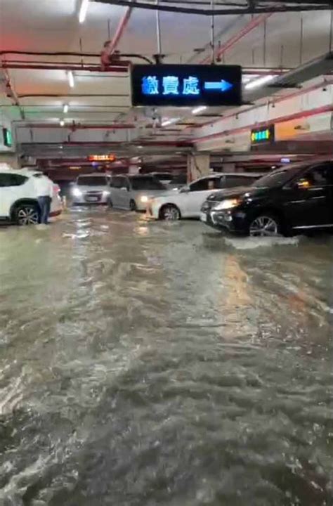 突如其來強降雨 路面積水衝進宜大地下停車場車輛險遭殃 地方 Nownews今日新聞