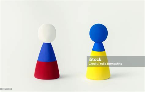 우크라이나와 러시아 플래그 개념 흰색 배경에는 우크라이나어와 러시아 국기의 상징을 가진 작은 남자가 있습니다 우크라이나에 대한