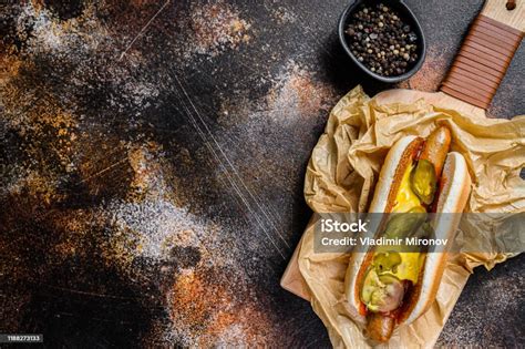 크래프트 종이 패스트 푸드 레스토랑 메뉴 개념의 나무 도마에 돼지 고기 소시지와 미국 핫도그 정크 푸드 텍스트의 공백입니다 0명에 대한 스톡 사진 및 기타 이미지 Istock