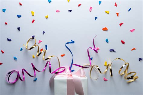 흰색 배경에 선물 상자와 파티 스트리머로 만든 창조적 인 구성 최소한의 축하 파티 개념입니다 개념에 대한 스톡 사진 및 기타
