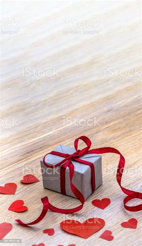 빨간 리본이 달린 회색 선물 발렌타인 데이 2월 14일 하트가 있는 나무 배경에 선물 랩 2월에 대한 스톡 사진 및 기타 이미지 Istock