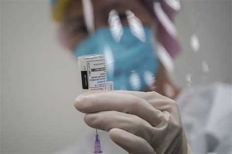 今年採購的首批莫德納次世代ba5雙價疫苗共有703萬劑，其中407萬劑18日中午前全數配送至各地衛生局，供12歲以上民眾接種，疫苗效期至