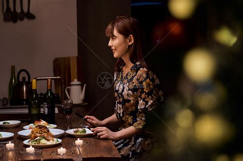 喜欢圣诞节的男人和女人高清图片下载 正版图片502229523 摄图网