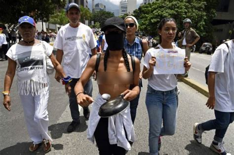 Miles De Venezolanas Protestan Con Rosas Y Los Senos Al Aire Diario
