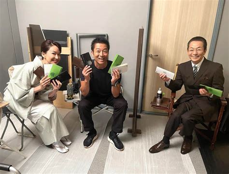 鈴木砂羽さんのインスタグラム写真 鈴木砂羽instagram「亀山夫妻もすっかり 「こてまり」さんの 常連さんです〜🍶 いつも明るく