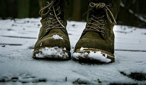 Догляд за замшевим взуттям темного та світлого кольорів Файне Місце лайфстайл українською