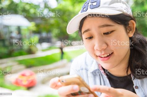 청소년은 스마트폰 전화 화면 보고 미소를 사용 하 여 즐길 수 건강한 생활방식에 대한 스톡 사진 및 기타 이미지 건강한 생활
