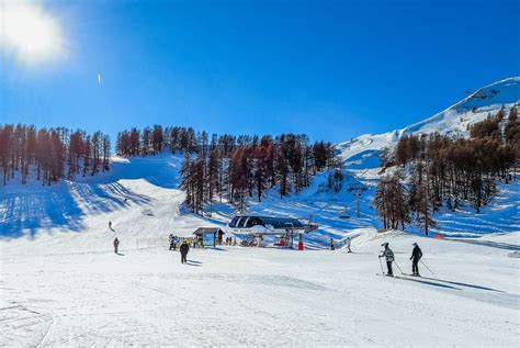 Skiing In High Mountains At Sunny Day Creative Commons Bilder