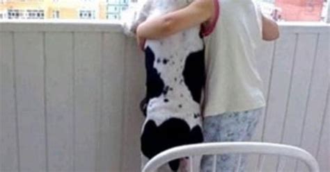 엄마 오는 거 보여 단발 소녀와 강아지 의자 올라가 빼꼼 귀여워