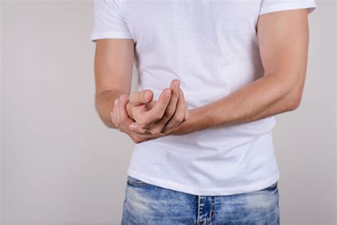 크롭 클로즈업 사진 초상화 의 불행한 슬픈 화가 스트레스 불만족 남자 들고 손바닥 을 들고 손에 손을 잡고 회색 배경에 고립 된